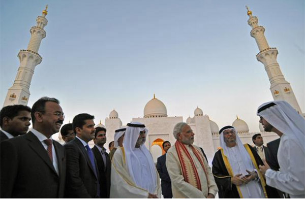 Modi visits Sheikh Zayed Mosque, interacts with Indian workers | ummid.com