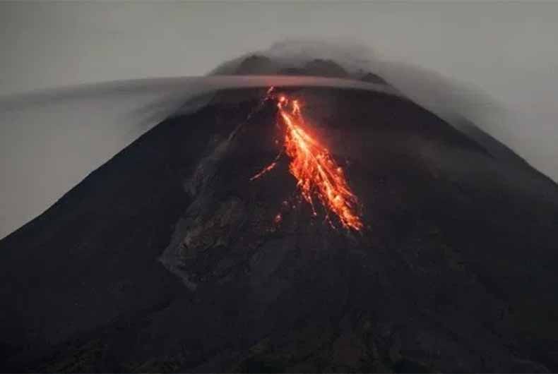 Hot clouds all around as Indonesia's Mt. Merapi volcano erupts twice ...